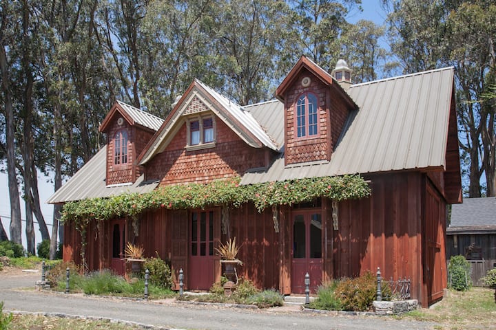 Romantic Barn Loft 2 Miles From Mendocino Village - Mendocino, CA