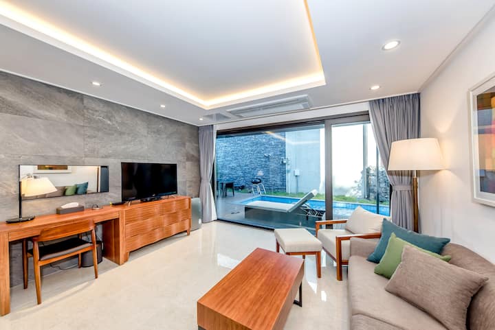 [아르츠 리조트] 패밀리 그랜드 풀빌라_복층 57평_자쿠지(스파) 온수 무료 - Jeju-si