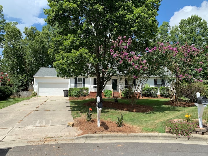 Cozy 3-bedroom Home In Jamestown! - High Point, NC
