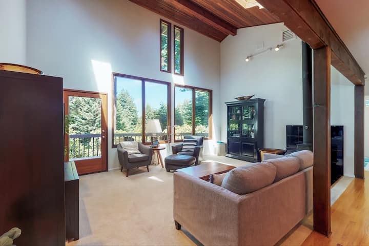 Charming Home Near Redwood Community Forest - Arcata, CA