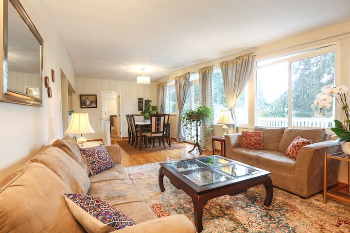 Cozy Open Concept 2 Bedroom Space - North Vancouver