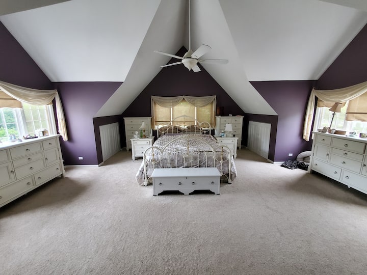 Roomy, Relaxing 5 Bedrm 4 1/2 Bath Sleeps 10 - Algonquin, IL