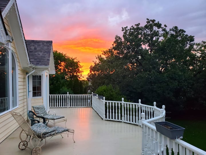 Soiree Manor 6 Bedroom 4 1/2 Bath Sleeps 14 - Algonquin, IL