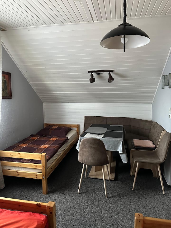 Moblilierte Zimmer (3 Einzelbetten) - Berlin Brandenburg Airport Willy Brandt (BER)