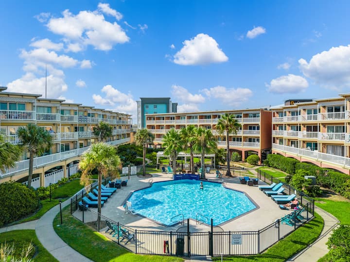 Pelican King! Great Spot! On Seawall! Sleeps 6! - Galveston, TX