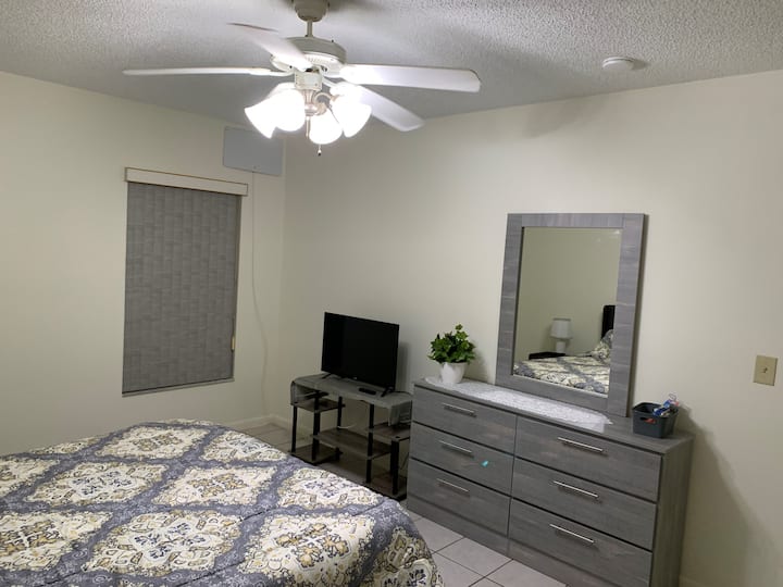 Attached Beautiful 2 Bedroom/2 Bathroom Home. - Winter Haven, FL