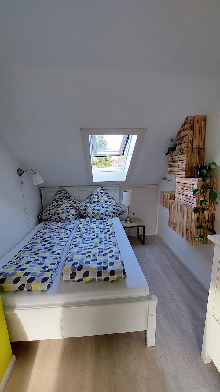 Gemütliche 2-zimmer-dachwohnung Mit Außenterrasse - Kirchheim unter Teck