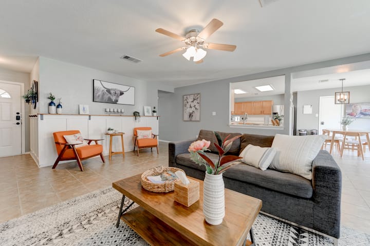 Designer Home On Quiet St W/ Spacious Backyard* - Cedar Park, TX