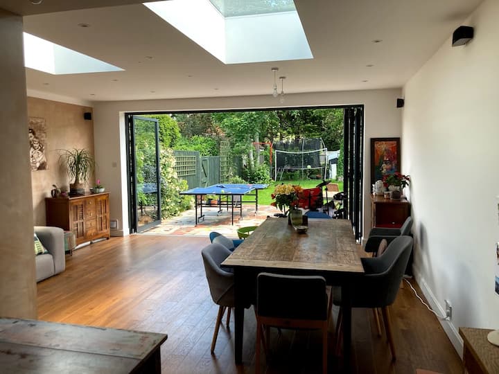 Stylish & Spacious 3 Bedroom House With Big Garden - Epsom