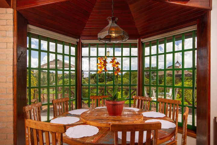 Casa Com Vista Deslumbrante E ÓTima Localização - Campos do Jordão