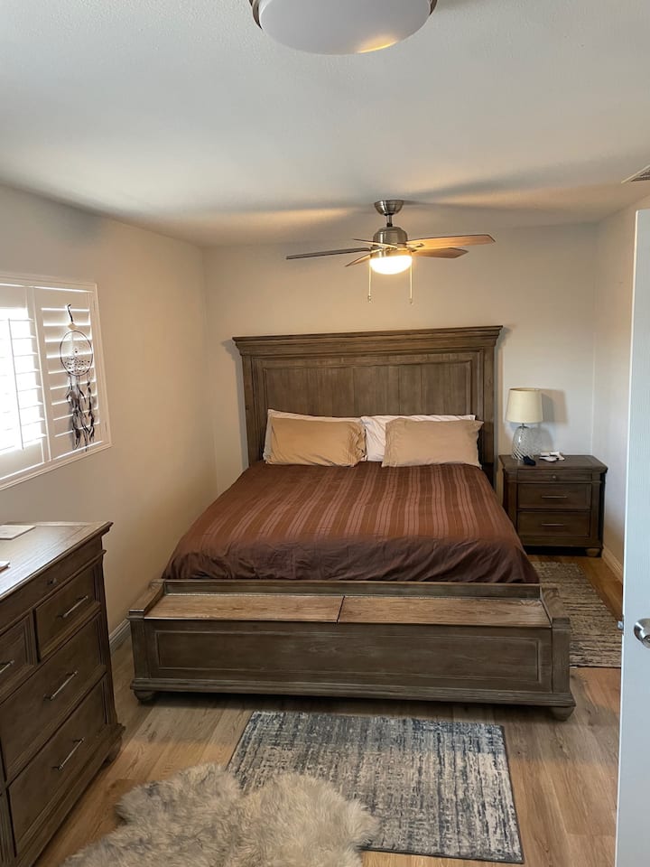 Small 3 Bedroom Vegas Getaway - Las Vegas, NV