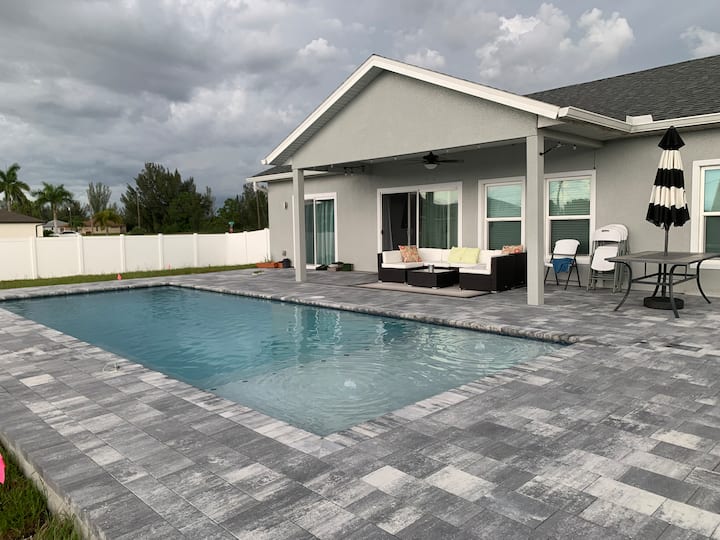 Modern And Comfortable Home, Warm Saltwater Pool - Cape Coral, FL