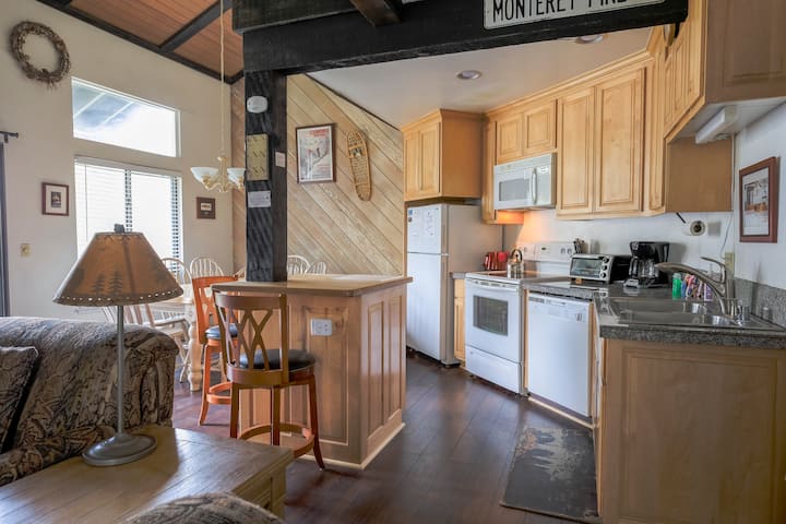 3 Level Condo In The Center Of Town. Sleeps 8 - Mammoth Lakes, CA