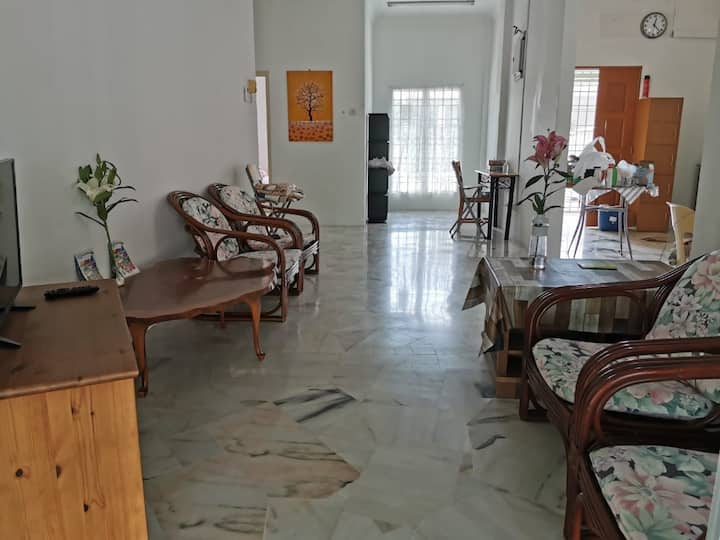 Bougainvillea Homestay, A Lakeview Bungalow - Bagan Lalang