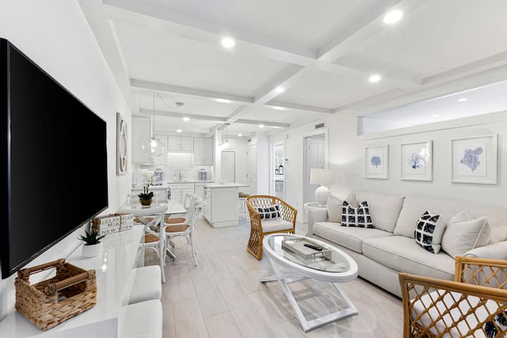 Luxury 2-bedroom. Steps To Naples Beach & Town. - Naples, FL