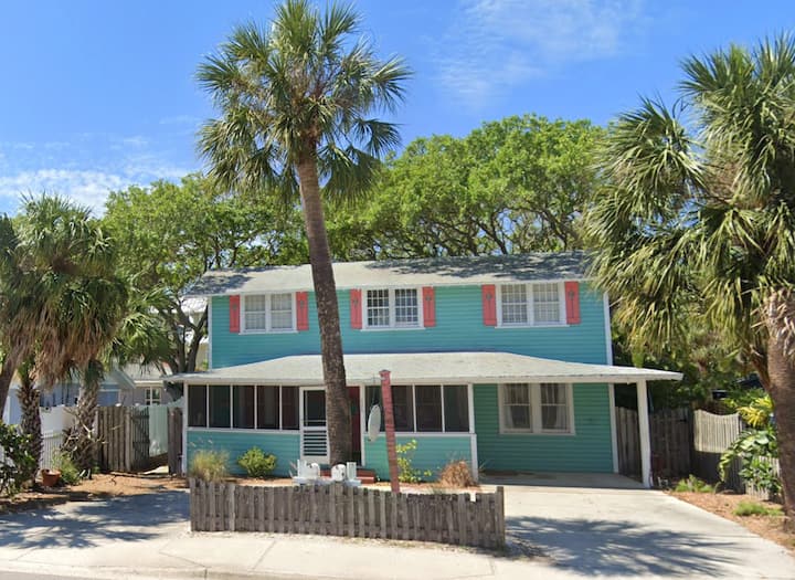 1 Bedroom Unit (Top Floor) Steps To The Beach! - Indian Rocks Beach, FL