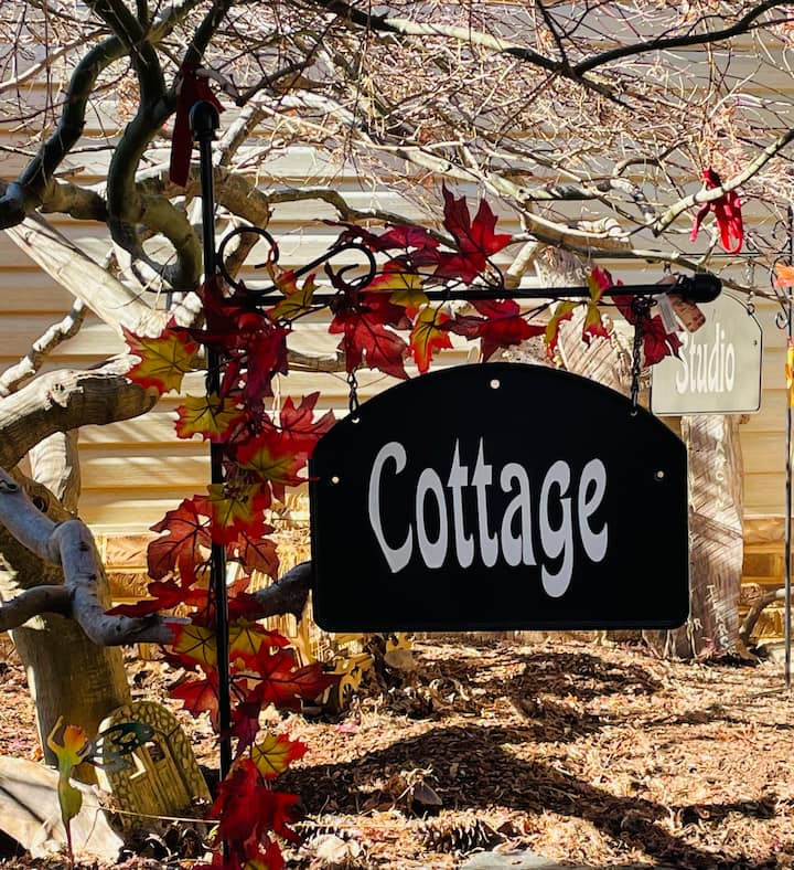 Cozy Cottage Suite-30+ Day Stays Unavailable - Roanoke, VA