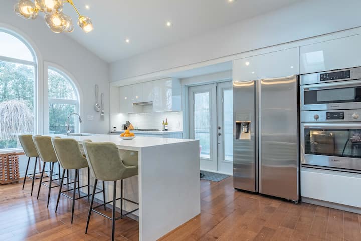 Luxurious And Spacious 4br Home Near Downtown - Burlington