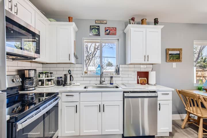 Sun-drenched City /Mountain Homey Retreat Sleeps 6 - Westminster, CO