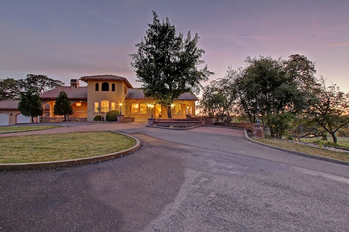 Sierra Wine Country Spacious Italian Lake Villa - Red Hawk Resort + Casino