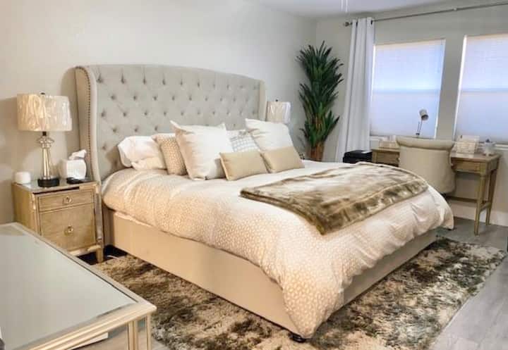 The Luxury Estate ~ 5* Location ~ King Bed ~ Pool! - Las Vegas, NV