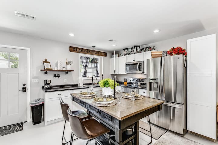 Executive Cottage - Wichita, KS