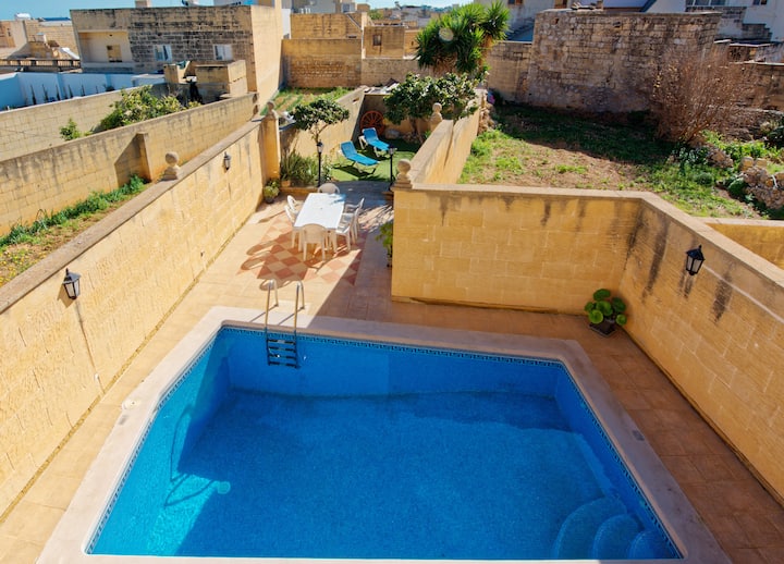 Gozo Farmhouse, Sleeps 9, Pool & Ac - Malta