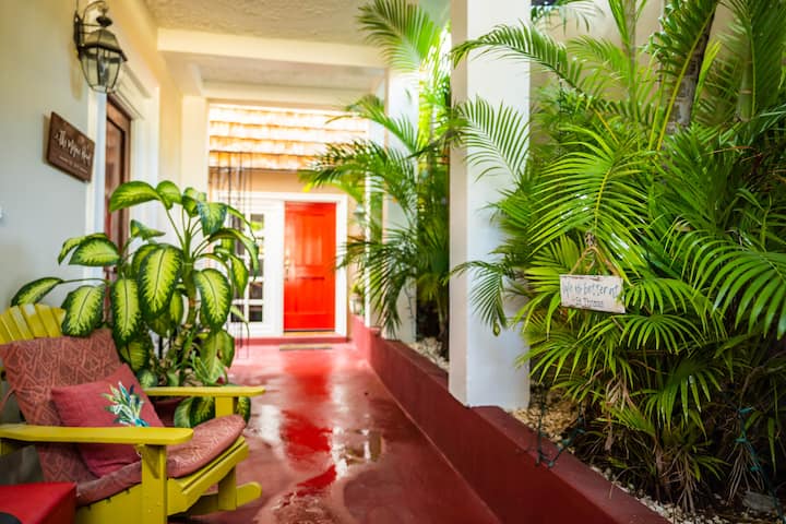 Relaxing Retreat In Mosaic Room @ Red Gate Villas - Saint Thomas