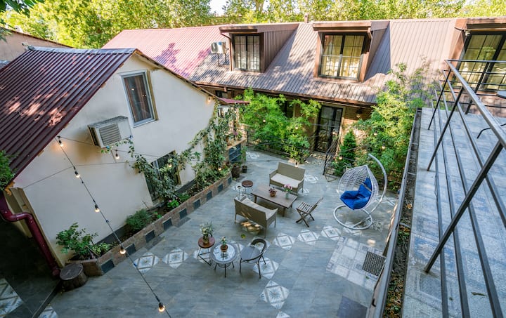 Fully-furnished Dwtn Home With Courtyard & Terrace - Tbilisi