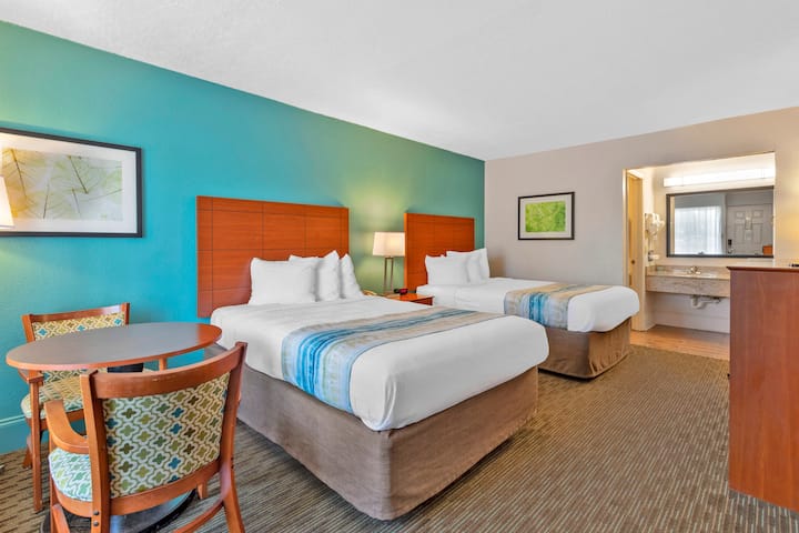 Enjoy The Comfort Of Our Spacious Smoking Rooms - Hendersonville, NC