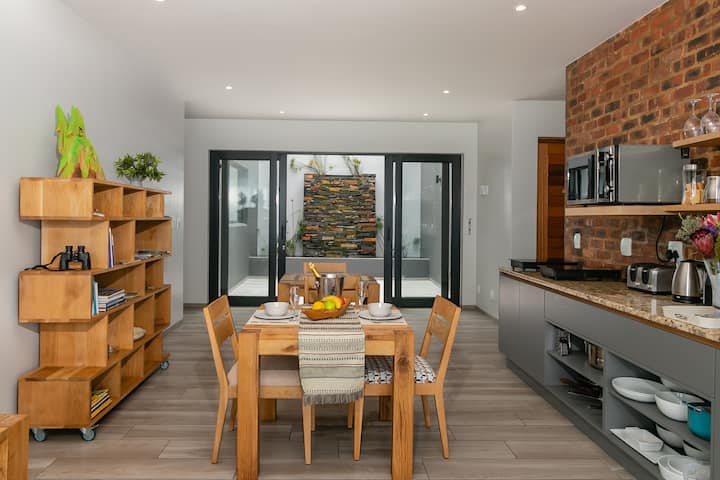 Kooboo Berry Ocean View Guesthouse 
Room East - Victoria Bay