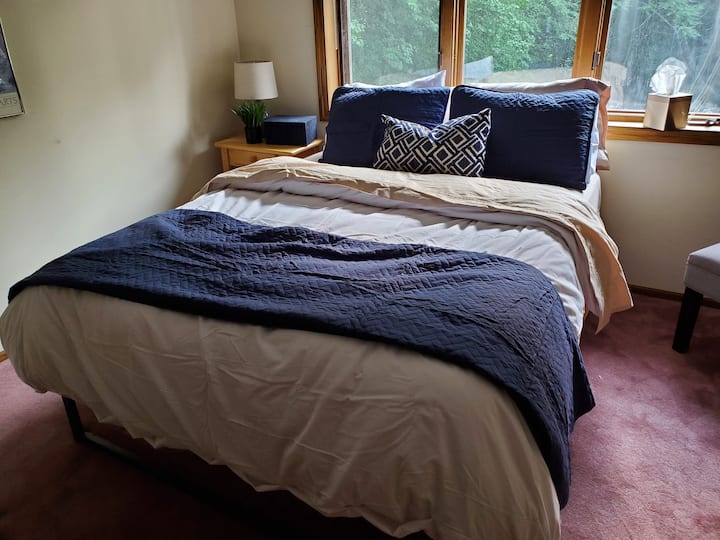 Quiet, Roomy Living Space. - Minnetonka, MN