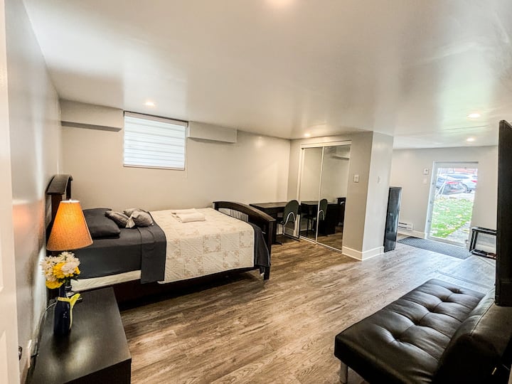 Entire Unit W/smart Tv, Separate Entrance - Montreal