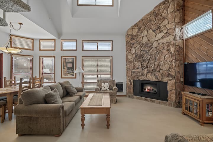 Base Of Lift Townhome ~ Wall To Wall Mammoth Views - Mammoth Mountain, CA
