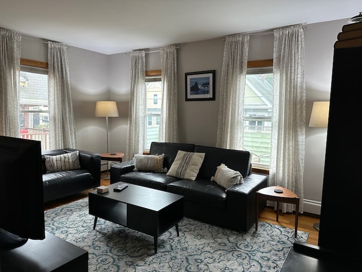 Perfectly Located Davis Sq 2 Bed. - Burlington, MA