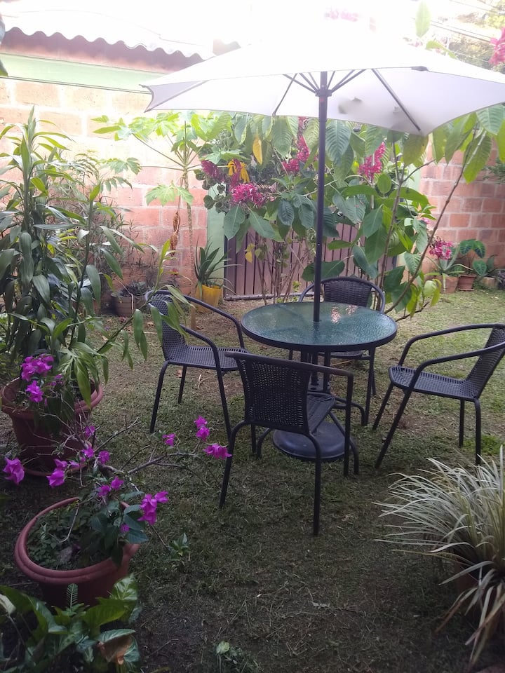Casita Con Patio Verde Pleno Centro. Y Parrilla. - Apartadó