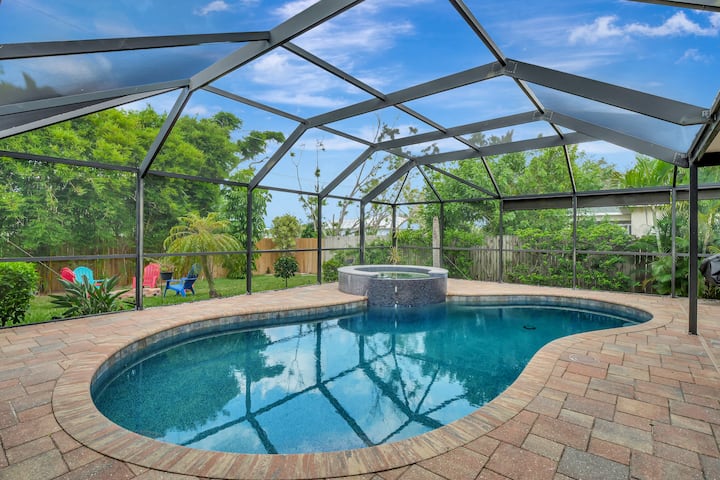 Heated Pool Side Paradise W/hot Tub + Fenced Yard - Mohave Lake, Cape Coral