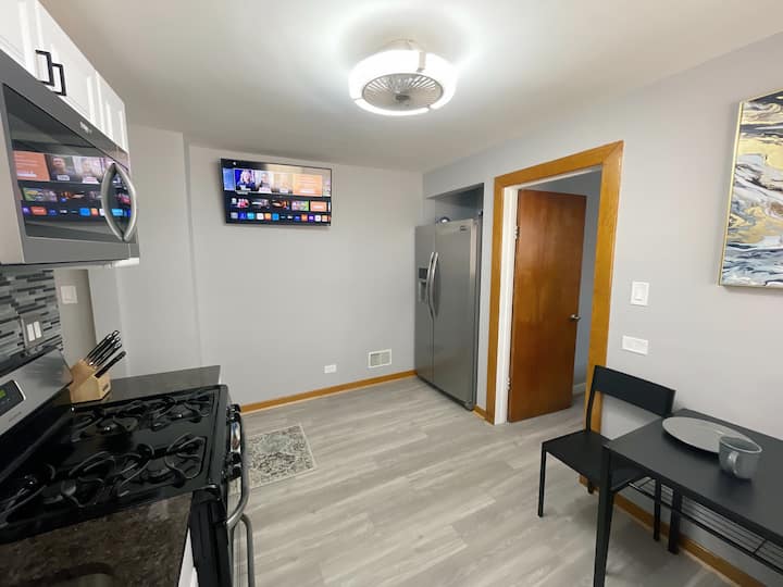 Beautifully Bright Two Bdrm No Cleaning Fee - Chicago O'Hare Airport (ORD)