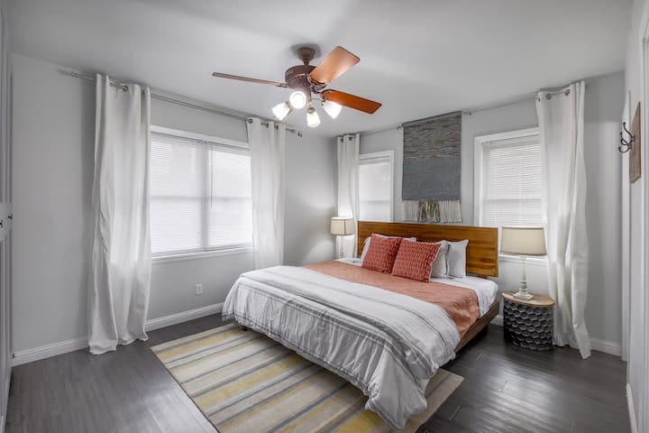 South Austin Classic. Large Fenced Yard, Firepit. - Austin, TX