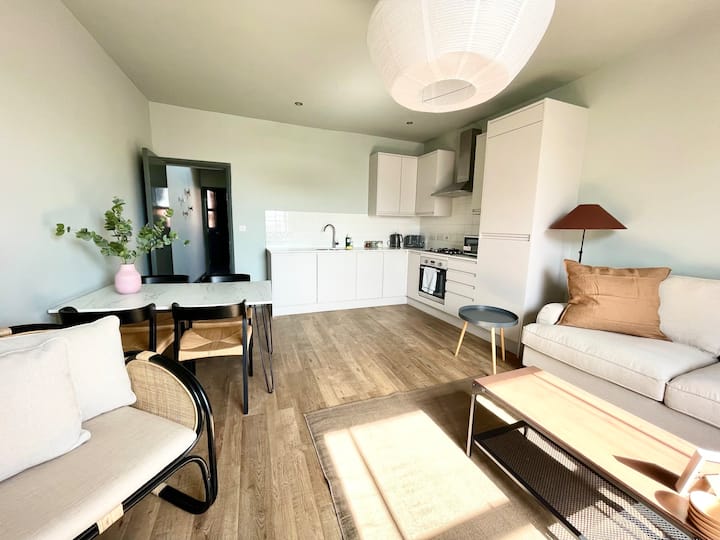 Stylish Central Bristol Base! - Bristol