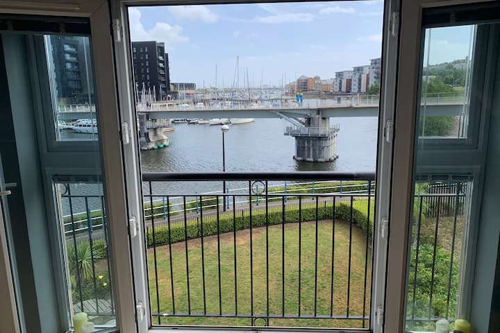 Stunning Modern 2 Bedroom Flat With Marina Views - Cardiff