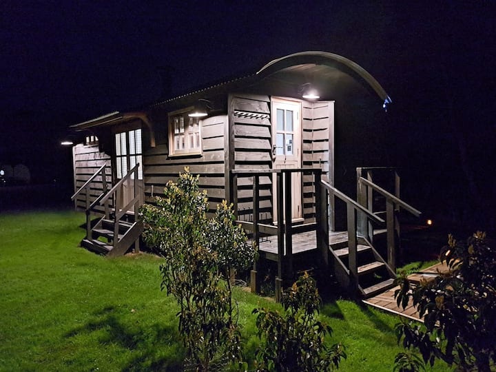 The Suffolk Ram Shepherd's Hut With Hot Tub - Suffolk