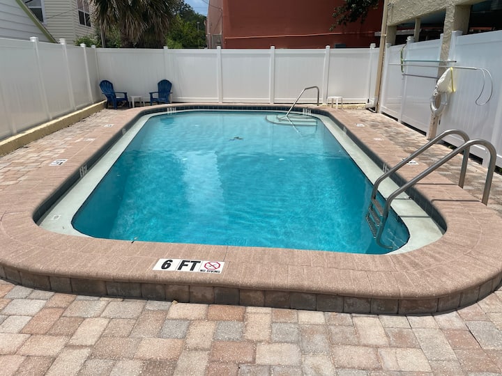 Bright Corner Unit, Steps From The Beach - Treasure Island, FL