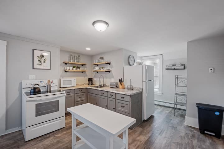 Stylish & Large Top Floor W/ Private Front Porch - Manchester, NH