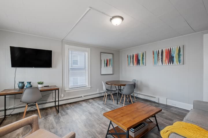 Modern Apt: Private Porch-offstreet Parking - Manchester, NH
