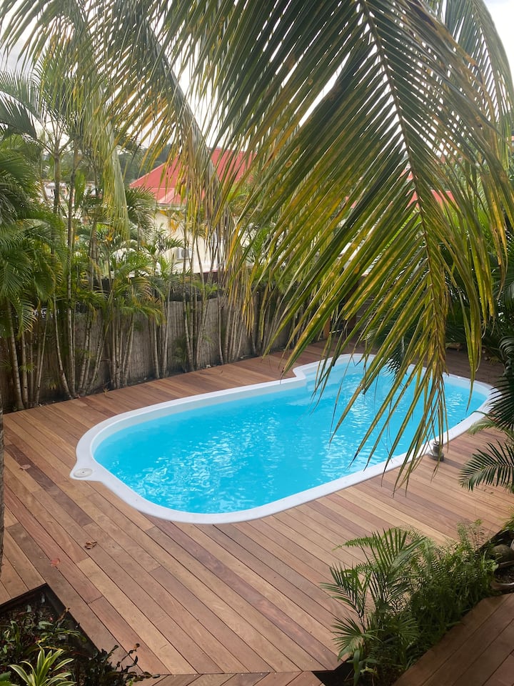 Joli T2 aux Couleurs des Caraibes aux Trois-ilets avec sa piscine - Martinique