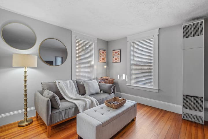 Chicly Styled - Warm & Neutral Mid Term Rental - Manchester, NH