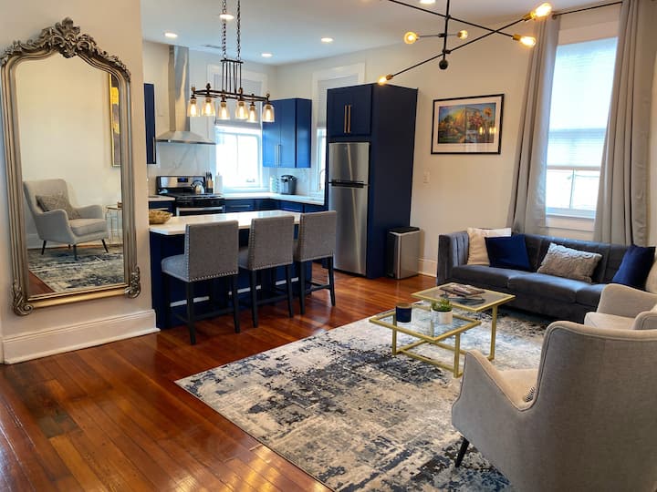 Lovely Magazine St 2 Bedroom -Garden District - New Orleans, LA
