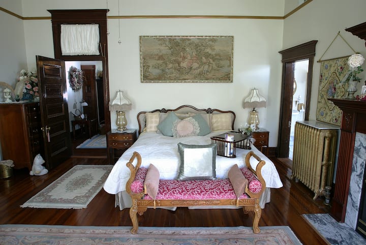 The Best! - Beall Mansion "Jacuzzi" Fireplace Room - Alton, IL