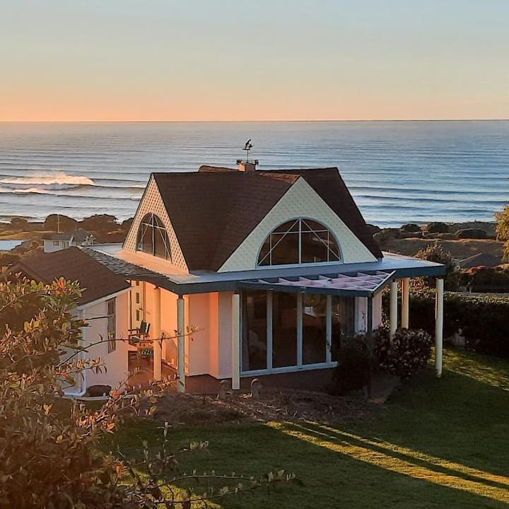 The Quarters Ocean-view Chalet - Gisborne